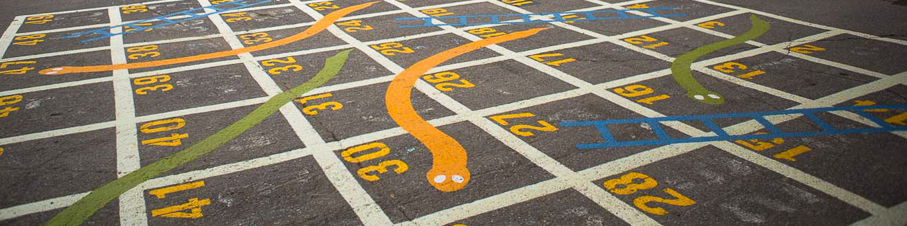 Cour d'école - serpents et échelles - Réseau réussite Montréal